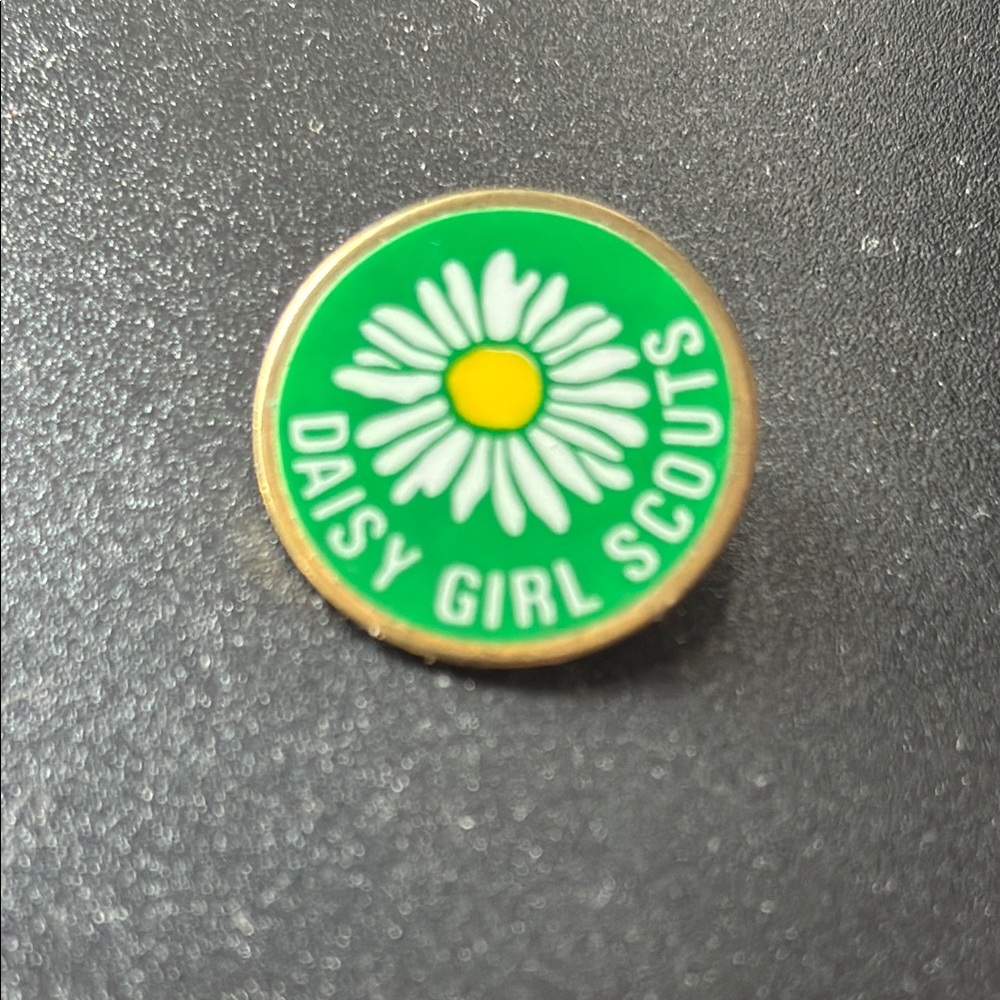 Daisy Girl Scouts Green And Yellow Pin (Vintage, Late… - Gem